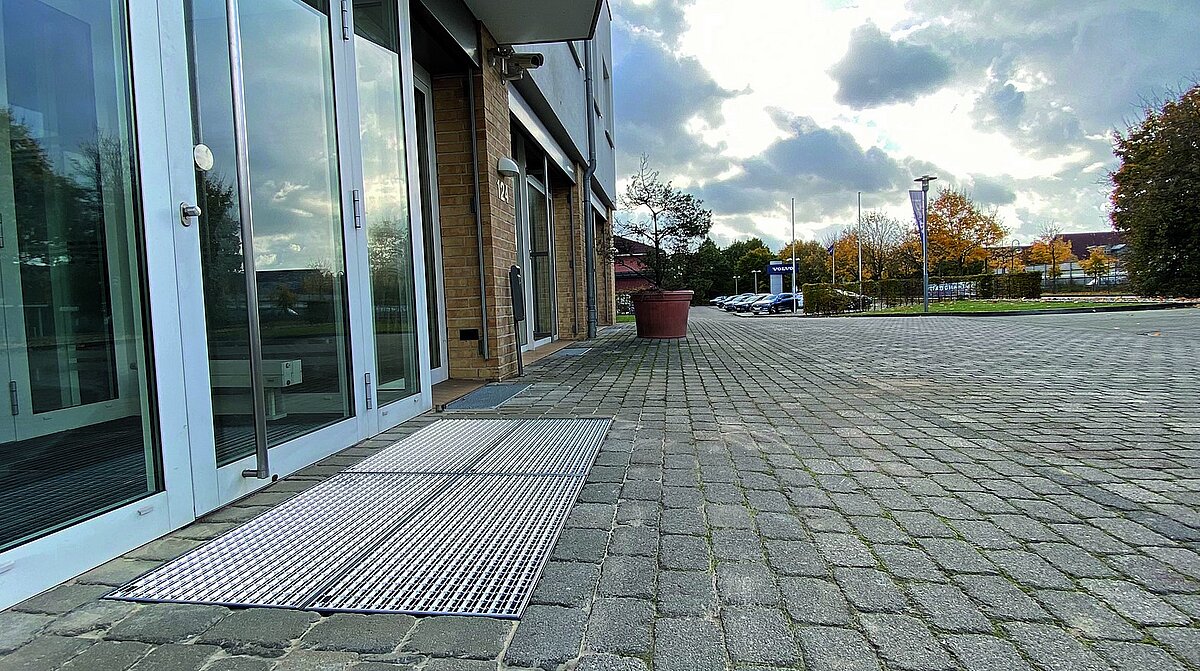 baustoffPARTNER: Modulare Sauberlaufzone sorgt für gepflegten Eingangsbereich