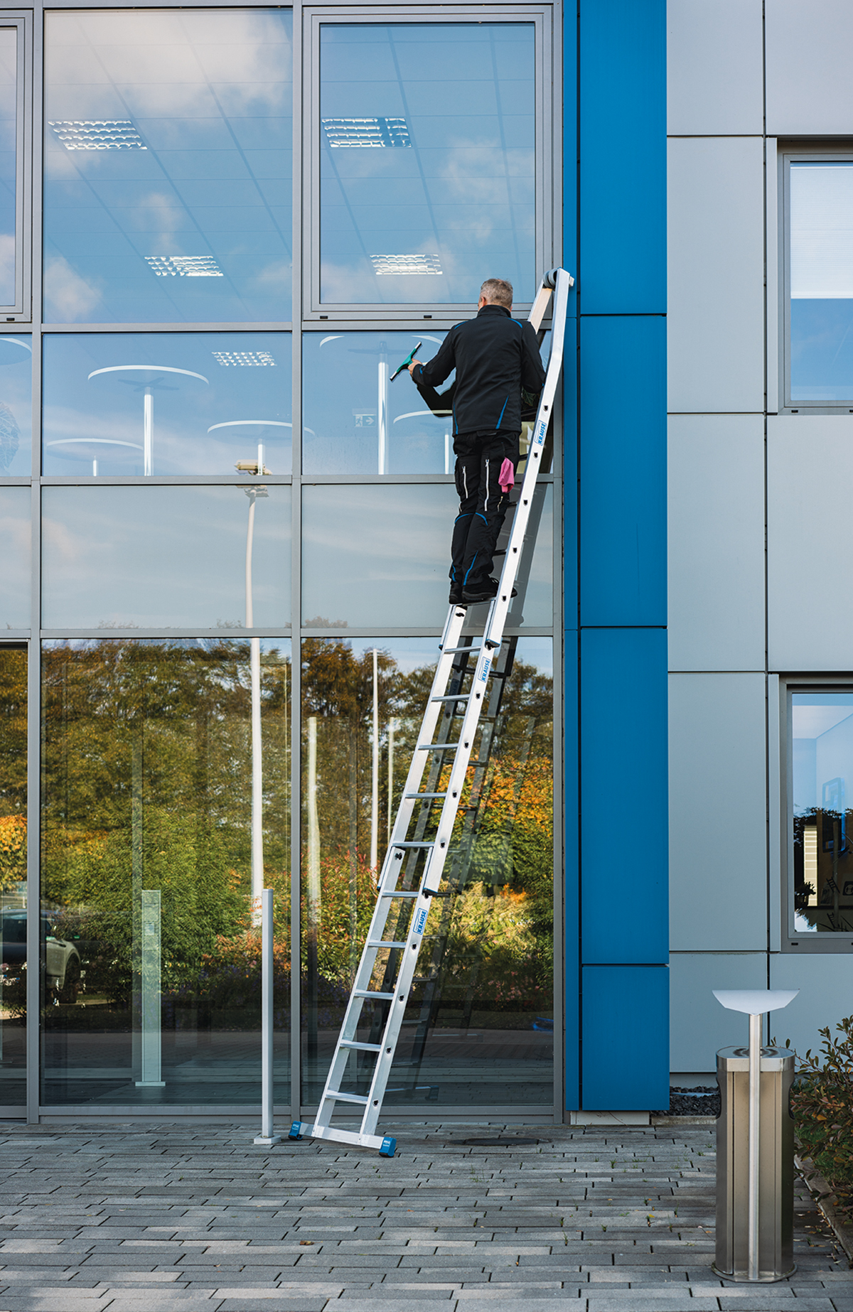 baustoffPARTNER: Glasreinigerleitern für den Einsatz gemäß TRBS 2121-2 optimiert